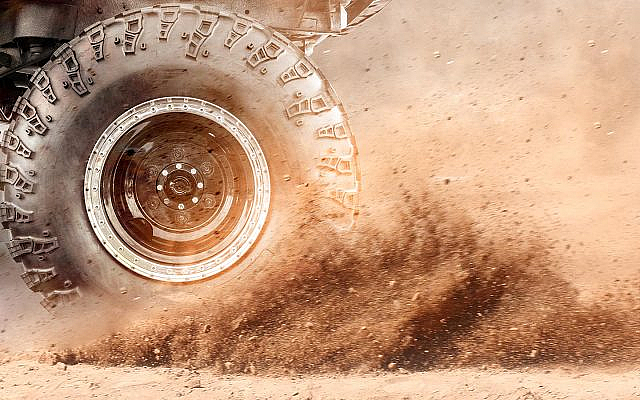 Essential Off Roading Accessories: Unijacks, Jumpstarter & More | dubbizle