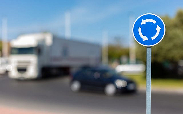 Guide on Driving Around a Roundabout in the UAE | dubizzle