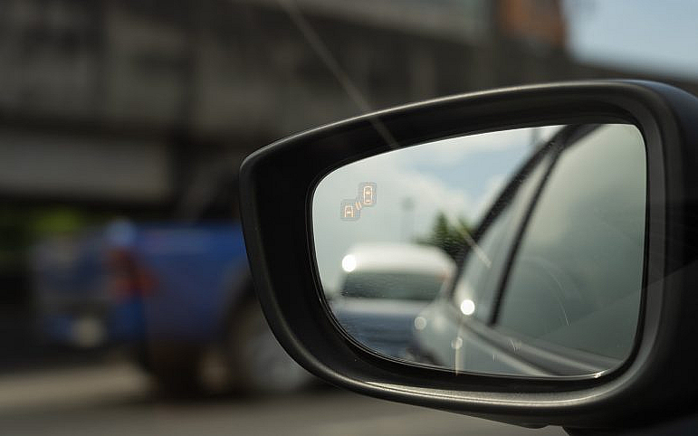 Car Rear Cross Traffic Alert System: Working, Features & More | dubizzle