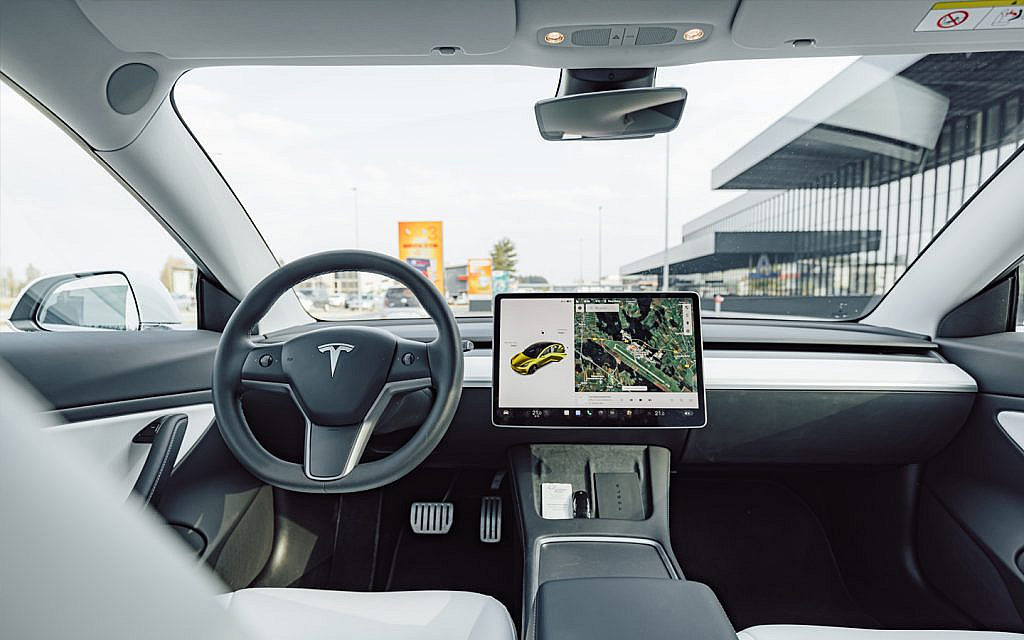 Tesla Track Mode: How To Use, Functions & More | dubizzle