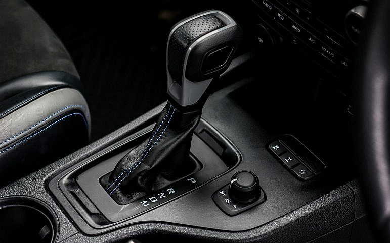 Zigzag vs Straight Gear Shifter: Which One is Better? | dubizzle