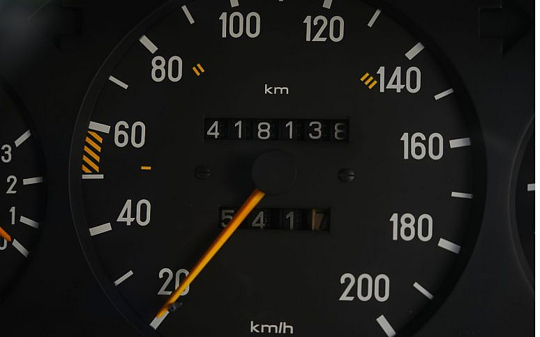 Analogue vs Digital Car Meters: Key Differences Explained | dubizzle