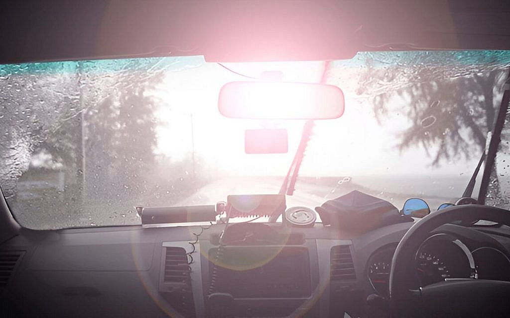 Auto-Dimming Rear View Mirror: Working, Pros & More | dubizzle